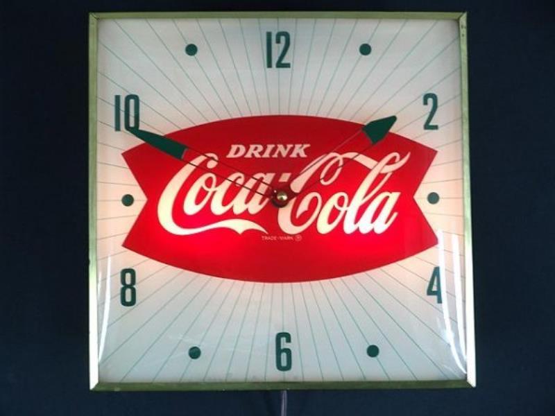 Coca-Cola light-up clock, fishtail logo on green Value & Price Guide